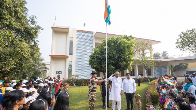 Naveen Patnaik celebrates Republic day with children