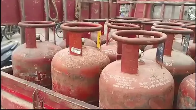 LPG shortage hits Odisha, long queues for gas cylinders