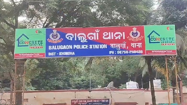 Auto-rickshaw hits bridge in Khordha, four injured