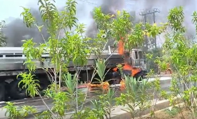 Nuapada: Truck Gutted in Fire on Road, Driver Escapes Unhurt, Watch